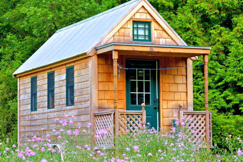 How to Make Your Tiny Home Feel More Inviting from the Outside - Coze ...